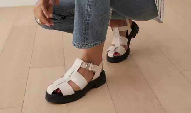 Keçên Mode Li Ser Sandalên Masîgir Diqelişin