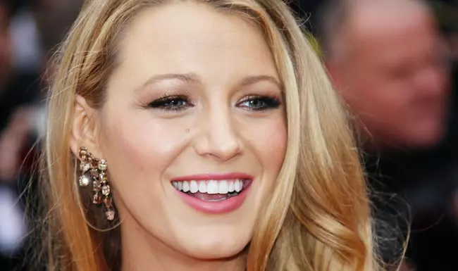 Tout sa ou ta jwenn nan sak makiyaj Blake Lively a