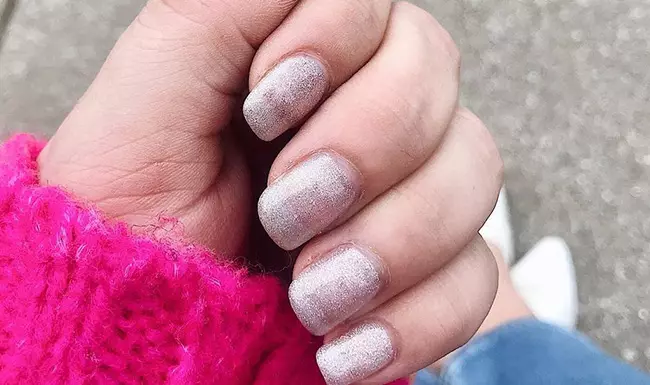 18 ideas de uñas navideñas que no son rojas