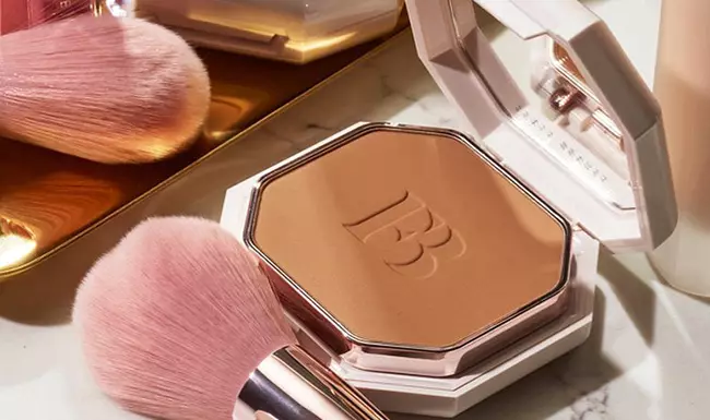 Adolygiad Brand Fenty Beauty: Beth Sy'n Ei Wneud Mewn gwirionedd