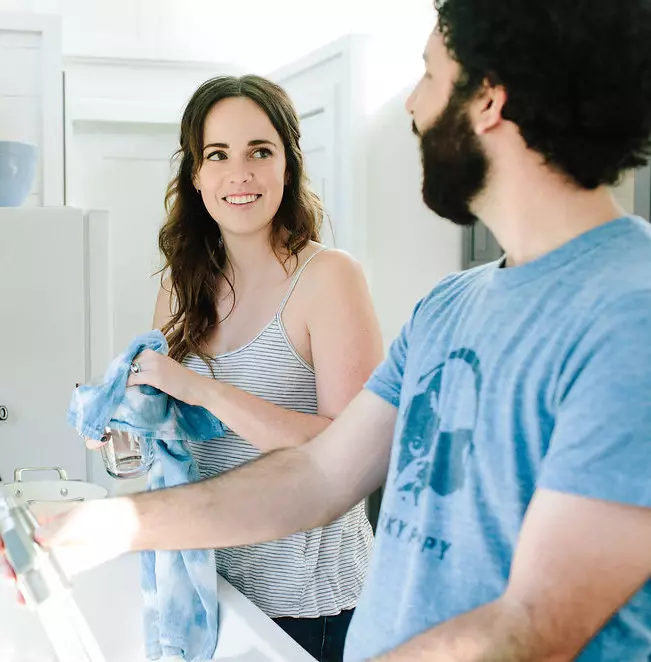 Recorra la pequeña casa de esta pareja creativa (y prepárese para estar increíblemente celoso) 6057_31