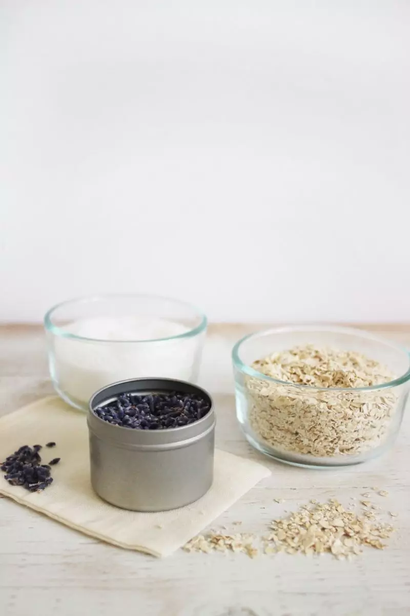 DIY Oatmeal နှင့် Lavender ရေချိုးစိမ်ပါ။ 7932_1